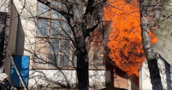 Стовп диму над Сімферополем горить завод пластмас